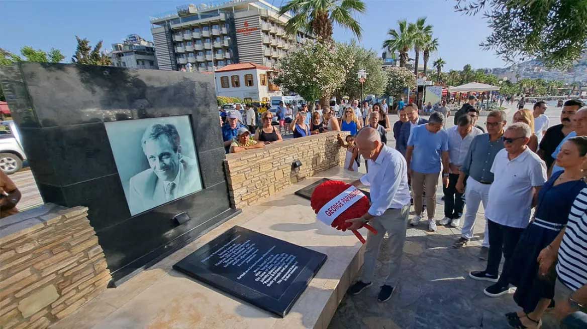 Παπανδρέου: Επισκέφτηκε το Κουσάντασι - Άφησε λουλούδι στο μνημείο του ...